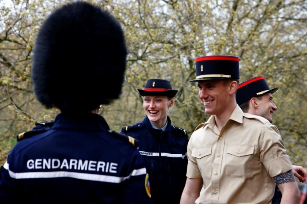 Entre l'Elysée et Buckingham, relève de la garde croisée pour célébrer ...