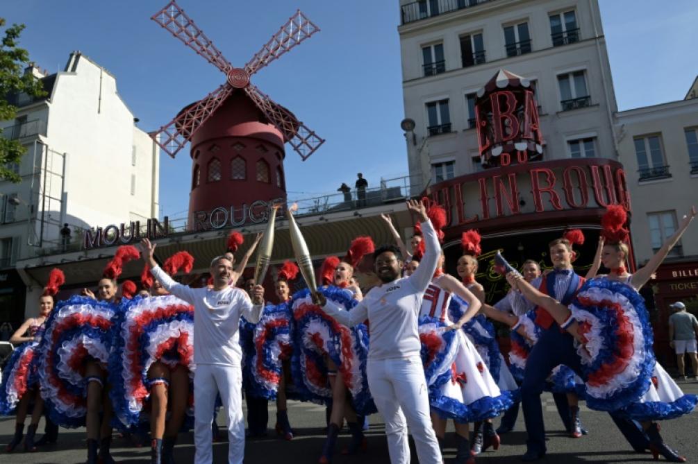JO-2024: la flamme traverse Paris, en passant par le sommet de la tour Eiffel