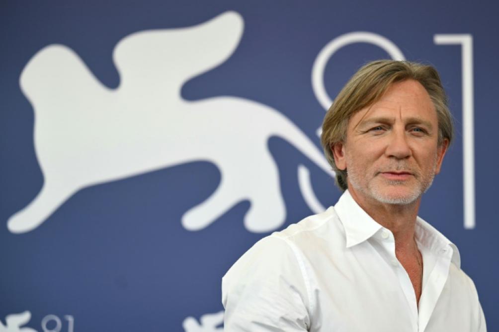 Mostra de Venise: Daniel Craig passe des bras des James Bond girls à ...