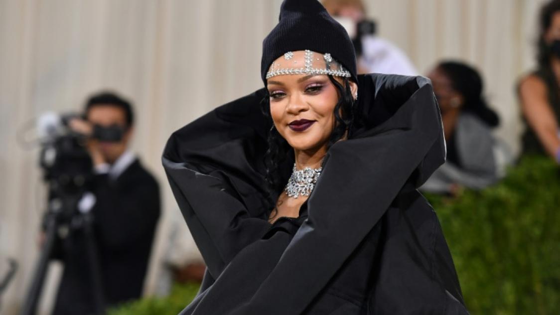 Rihanna de retour sur scène pour la mi-temps du Super Bowl