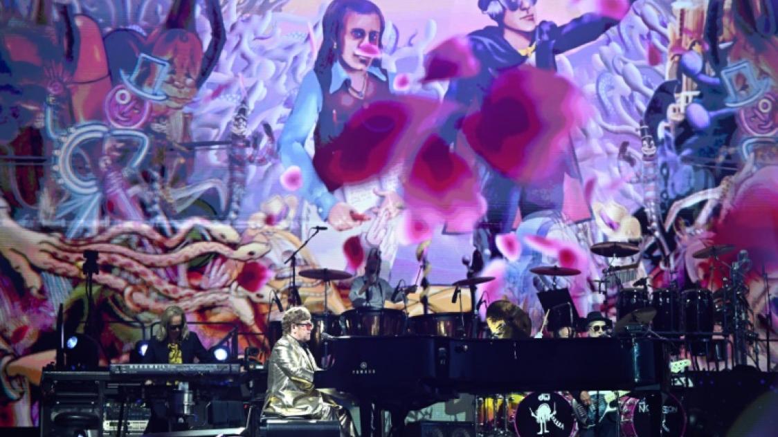 Elton John offre à Glastonbury le dernier concert britannique de sa tournée d'adieu