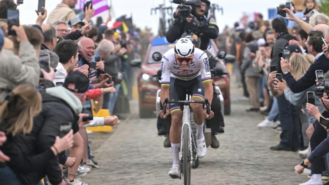 Paris-Roubaix: seul au monde, Van der Poel entre dans la légende