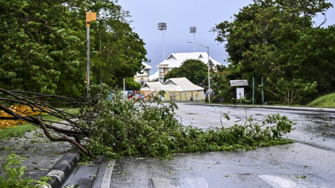 L'ouragan Béryl et ses vents "dévastateurs" touchent le sud des Antilles