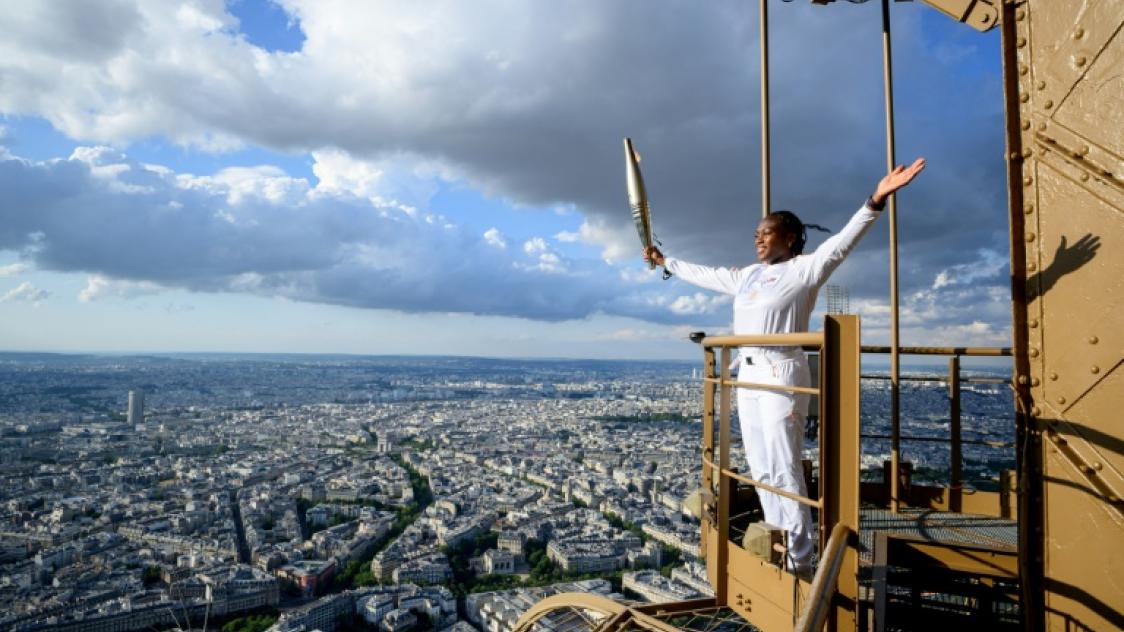 JO-2024: la flamme traverse Paris, en passant par le sommet de la tour Eiffel