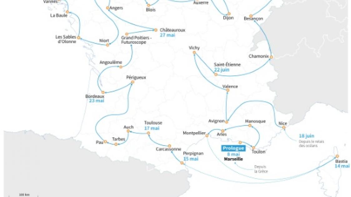 JO-2024: la flamme traverse Paris, en passant par le sommet de la tour Eiffel