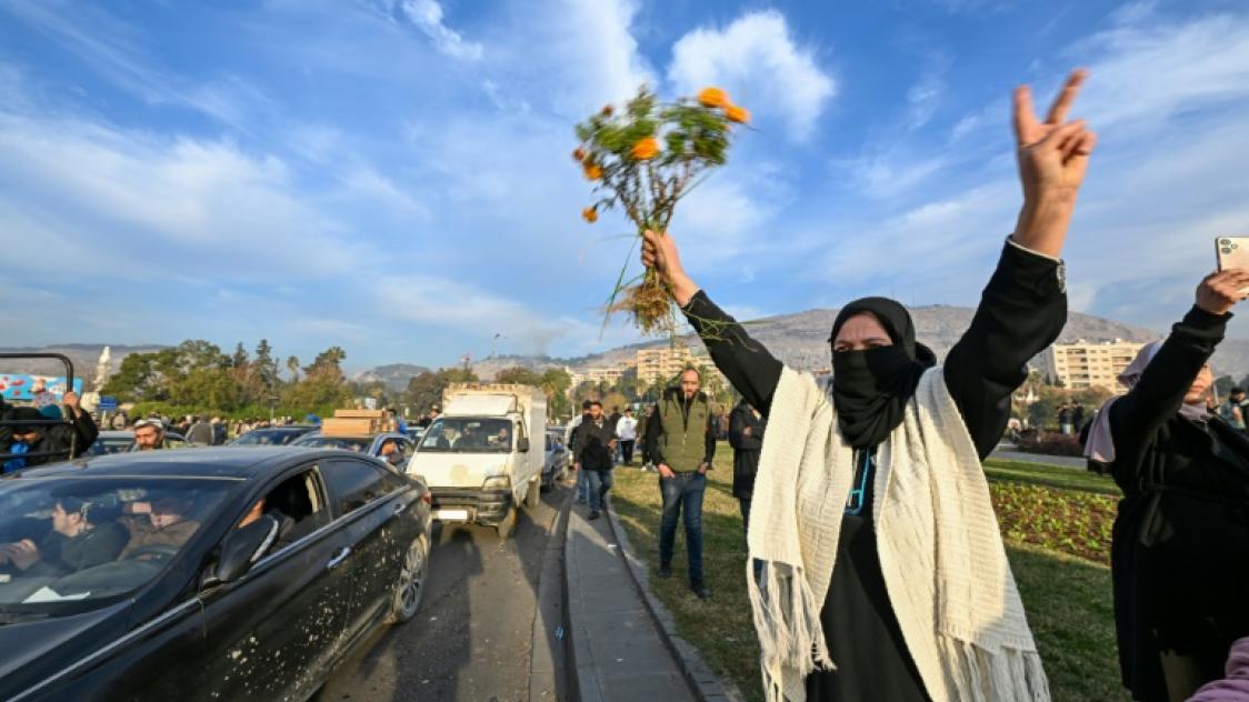 Les Syriens Célèbrent La Chute De Bachar Al Assad