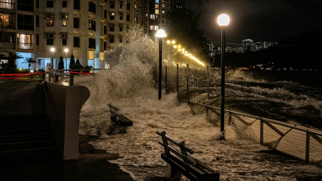 Hong Kong en alerte maximale face au super typhon Ragasa, 14 morts à Taïwan