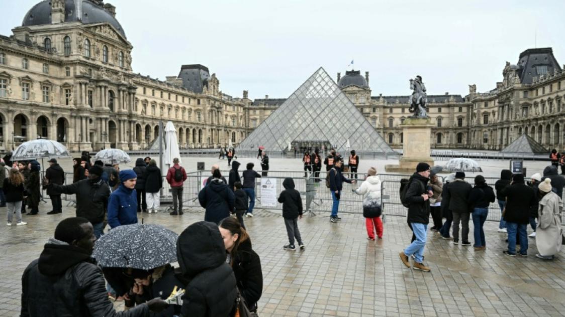 Au Louvre, frustration et résignation devant la hausse des prix pour ...