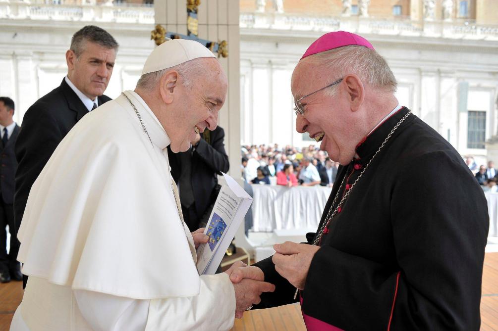 L’évêque Marc Stenger remet une lettre au pape