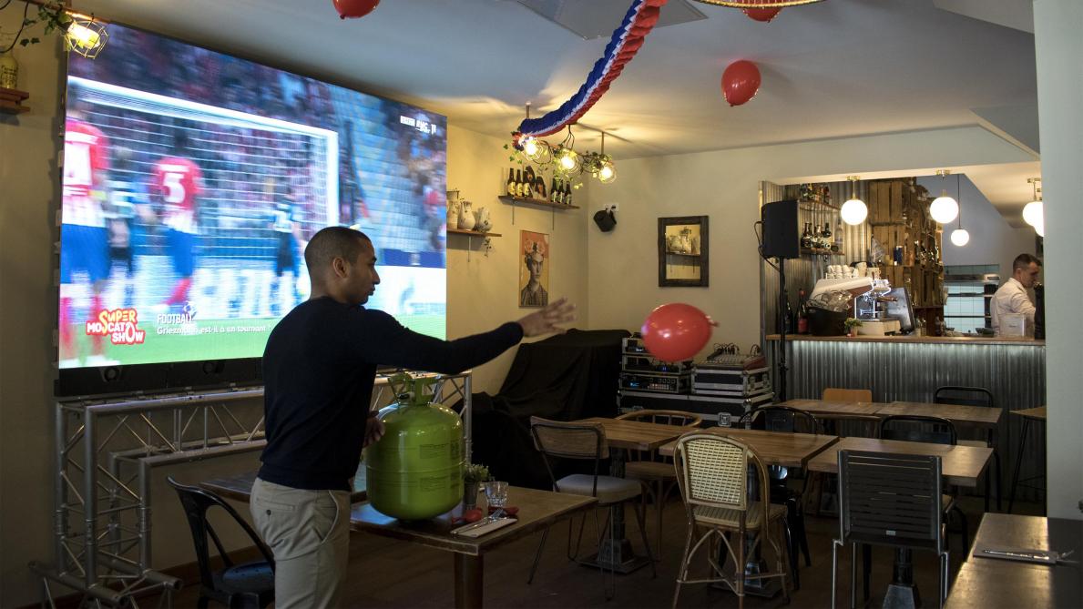 Football (Coupe du monde féminine). Dans les bars, la pression monte