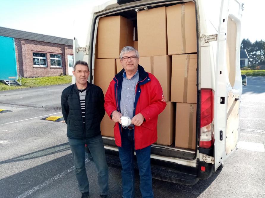 A La Capelle Nespoli France donne des masques