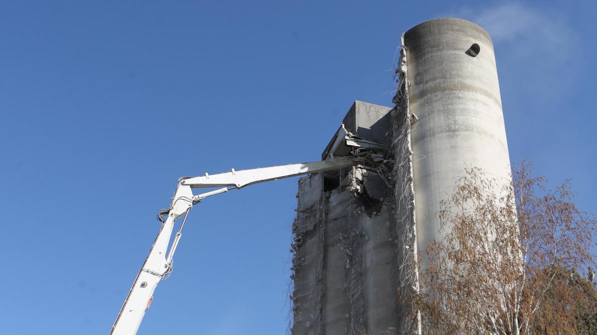 Debout depuis près de 50 ans, le silo à grains disparaît à Villemaur ...