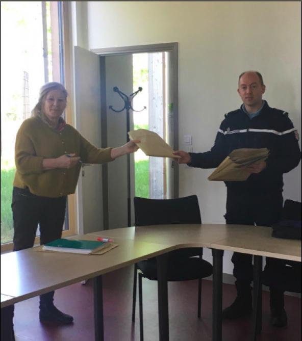 Les gendarmes livrent les devoirs à Sissonne