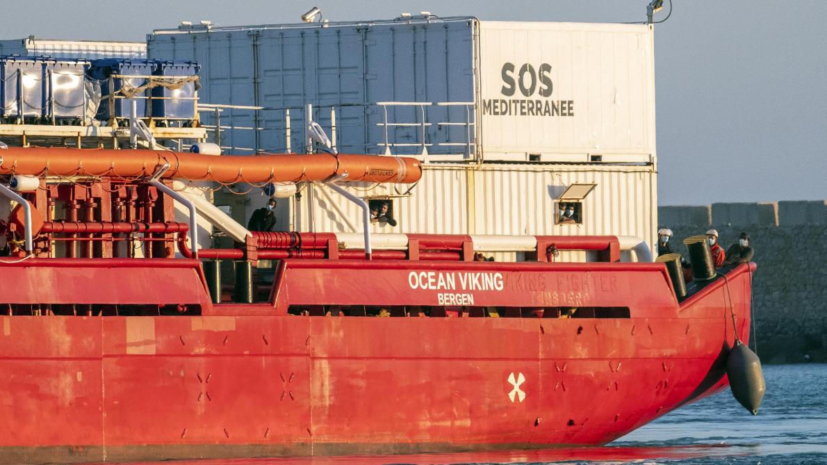 Les 180 migrants de l’Ocean Viking ont commencé à débarquer en Sicile