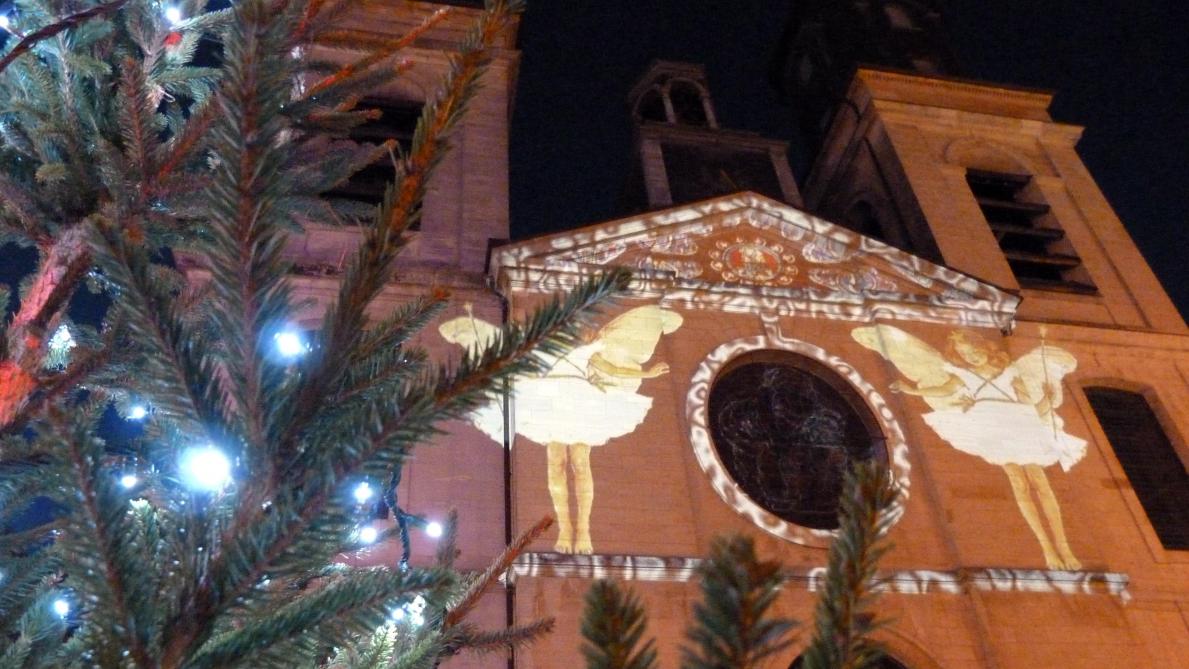 Sedan met le paquet sur la décoration pour ses féeries de Noël