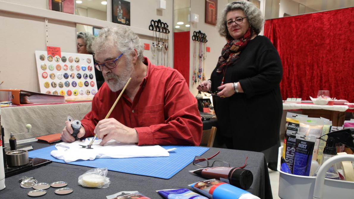 À Château-Thierry, le graphiste Guy Buhry a installé son atelier dans la vitrine de la boutique ...