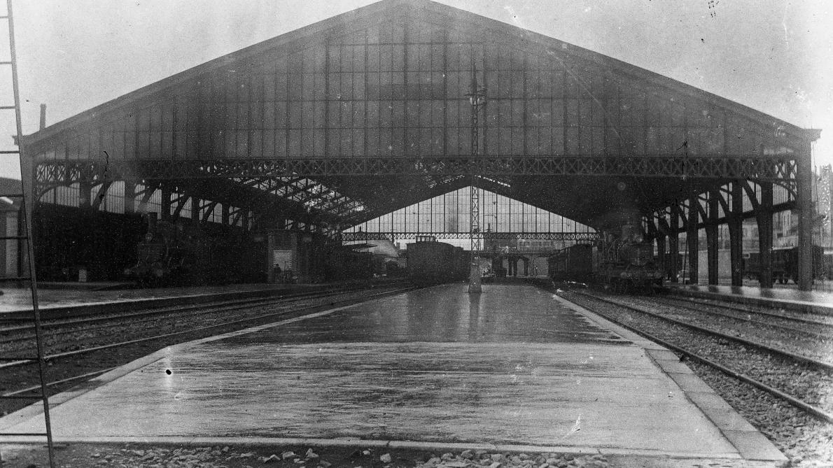 ARCHIVES. 1857 : départ du train en gare de Troyes