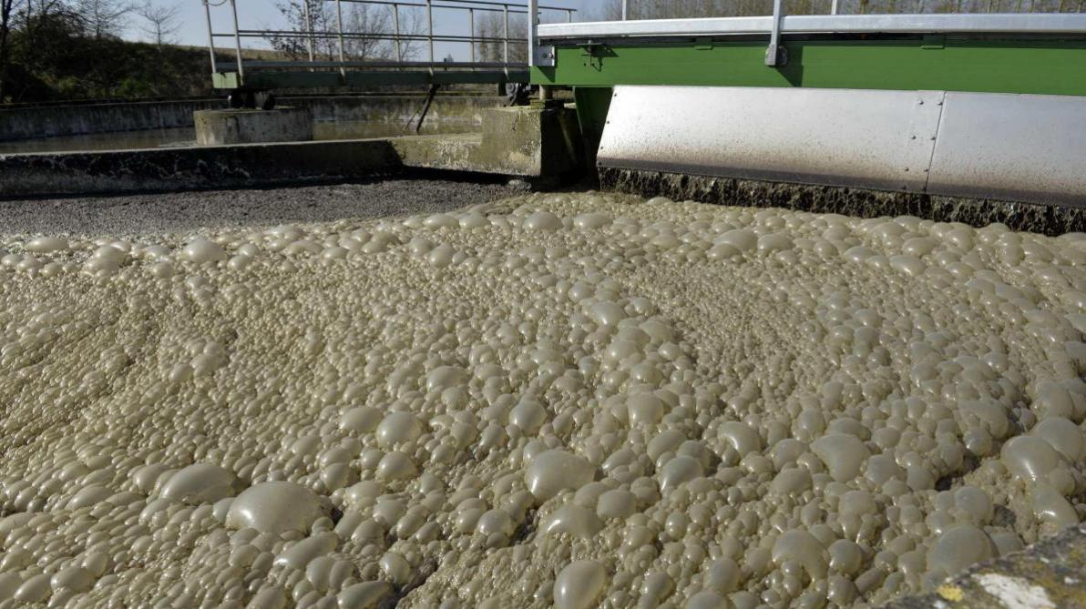 Comment ils traquent le Covid-19 dans les boues et les eaux usées du ...