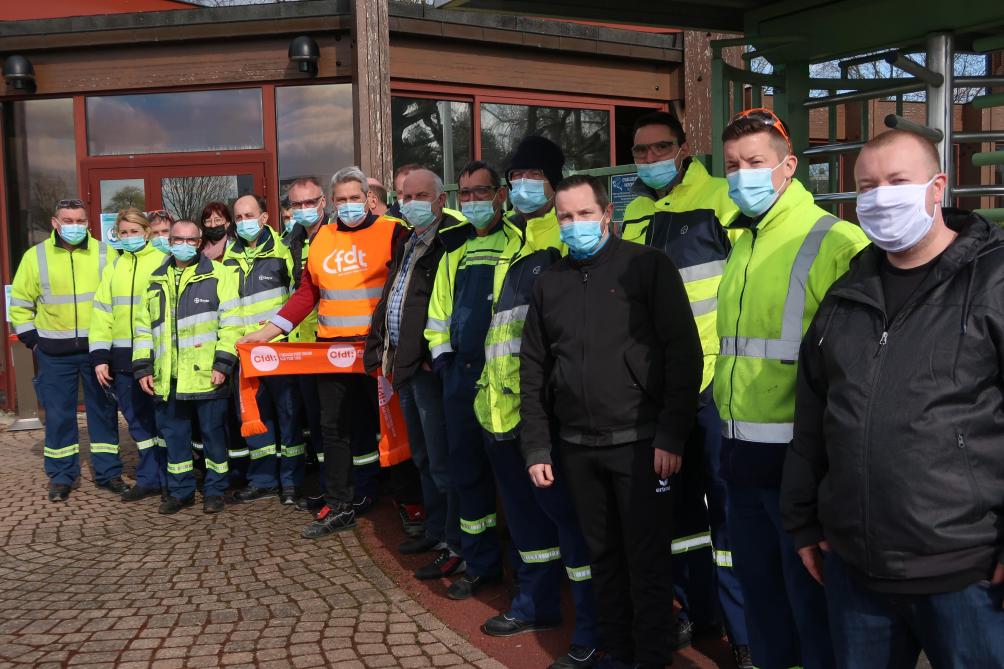 VIDEO. Inquiets et en colère, des salariés de Bayer débrayent à Marle