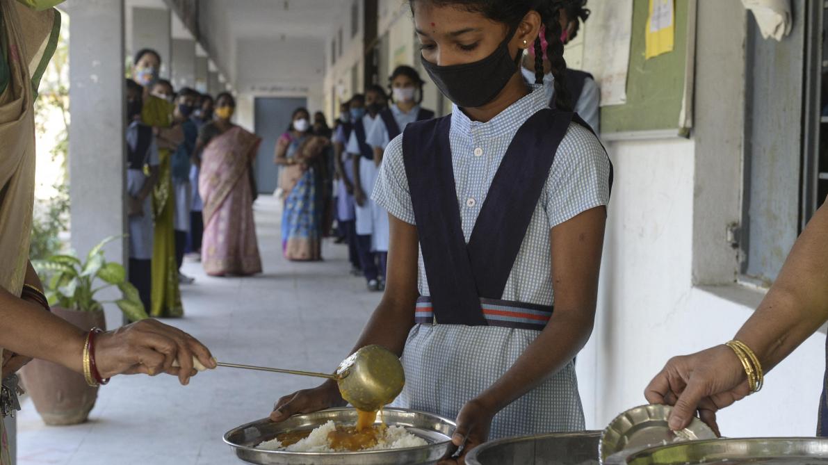 La pandémie pèse très lourdement sur l’enfance, une génération menacée