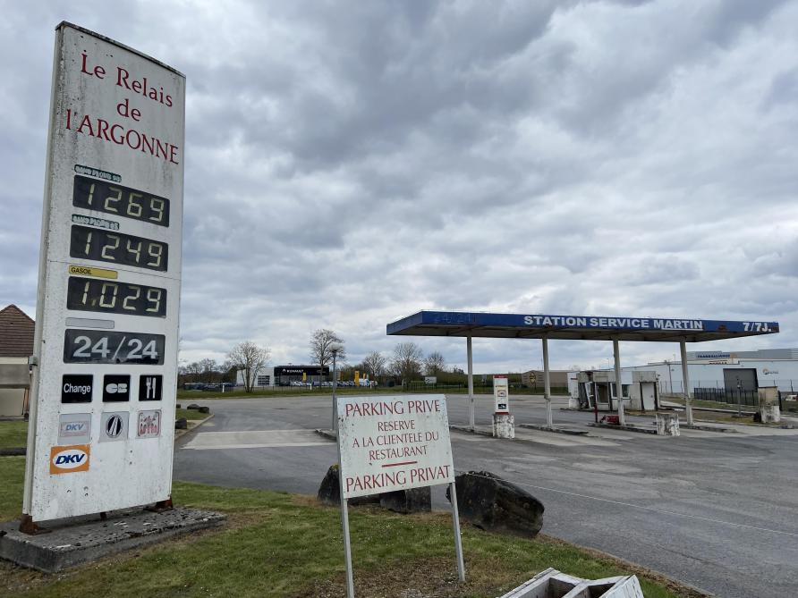 L’ancienne station-service Martin, à l’entrée de Sainte-Ménehould ...