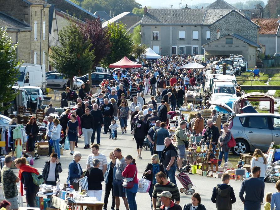 La grande brocante de l’association Familles rurales à Pouru-Saint-Remy ...