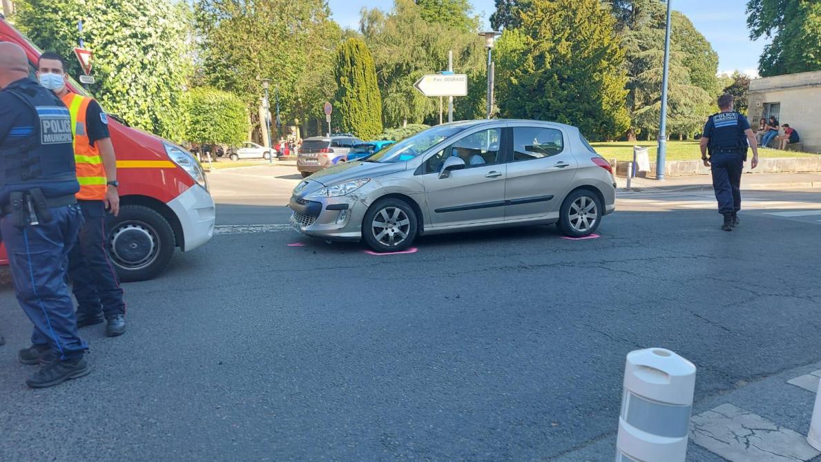 PHOTOS. Encore un accident au rond-point de la République à Soissons