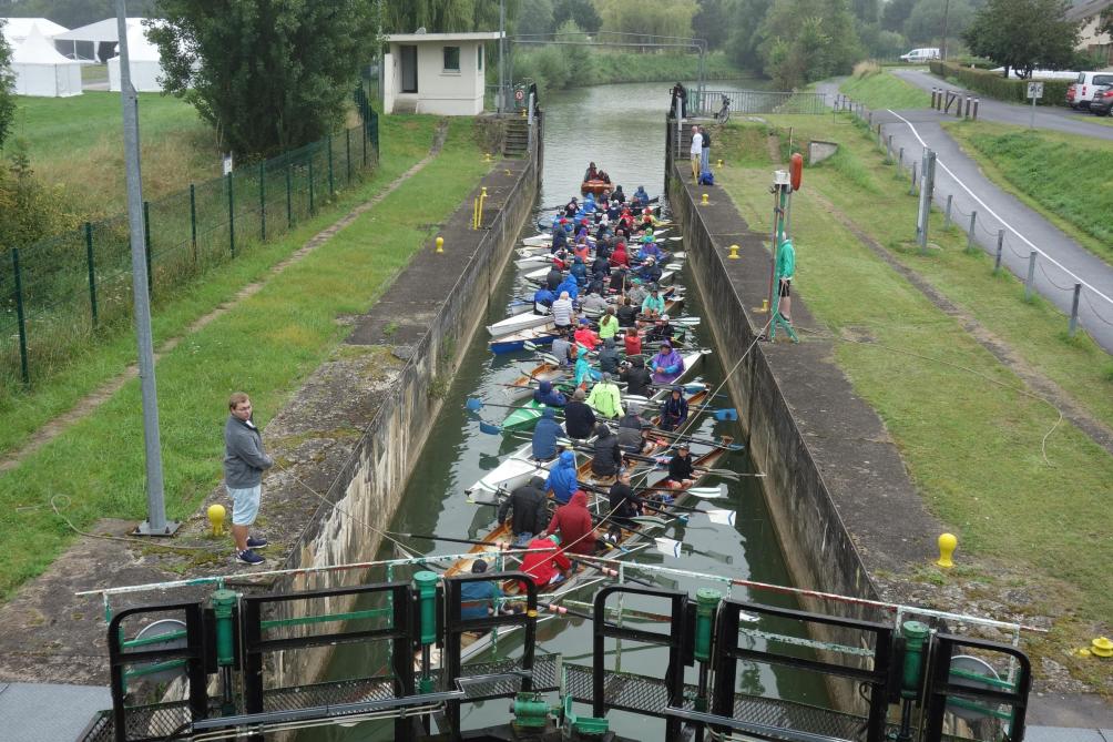 Premier passage d’écluse pour la randonnée d’aviron Sedan-Charleville