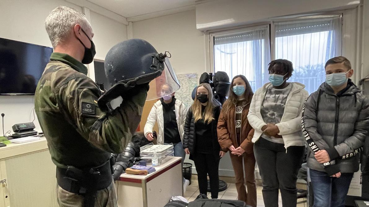 Les collégiens découvrent les forces de l’ordre