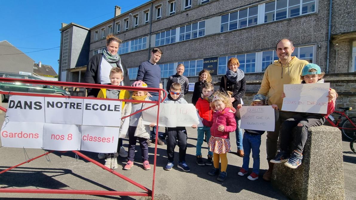 À Renwez, la mobilisation contre la fermeture de classe à l’école Jules ...