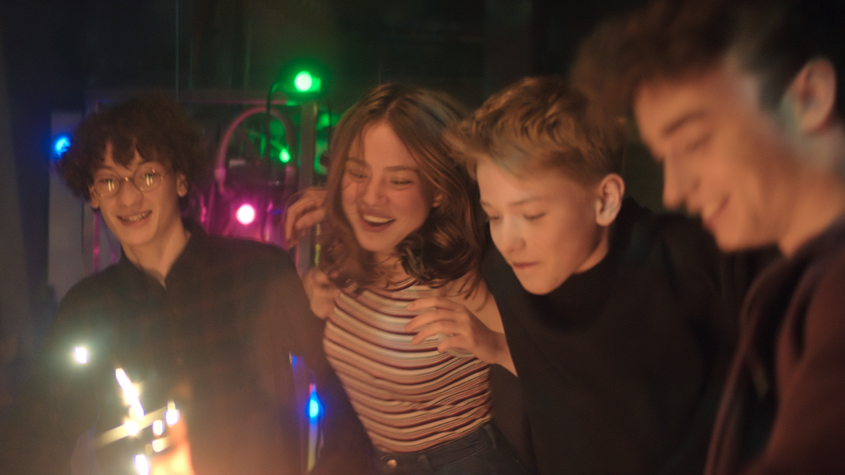 Formée à Reims, l’actrice Victoria Eber brille dans la série Parallèles ...