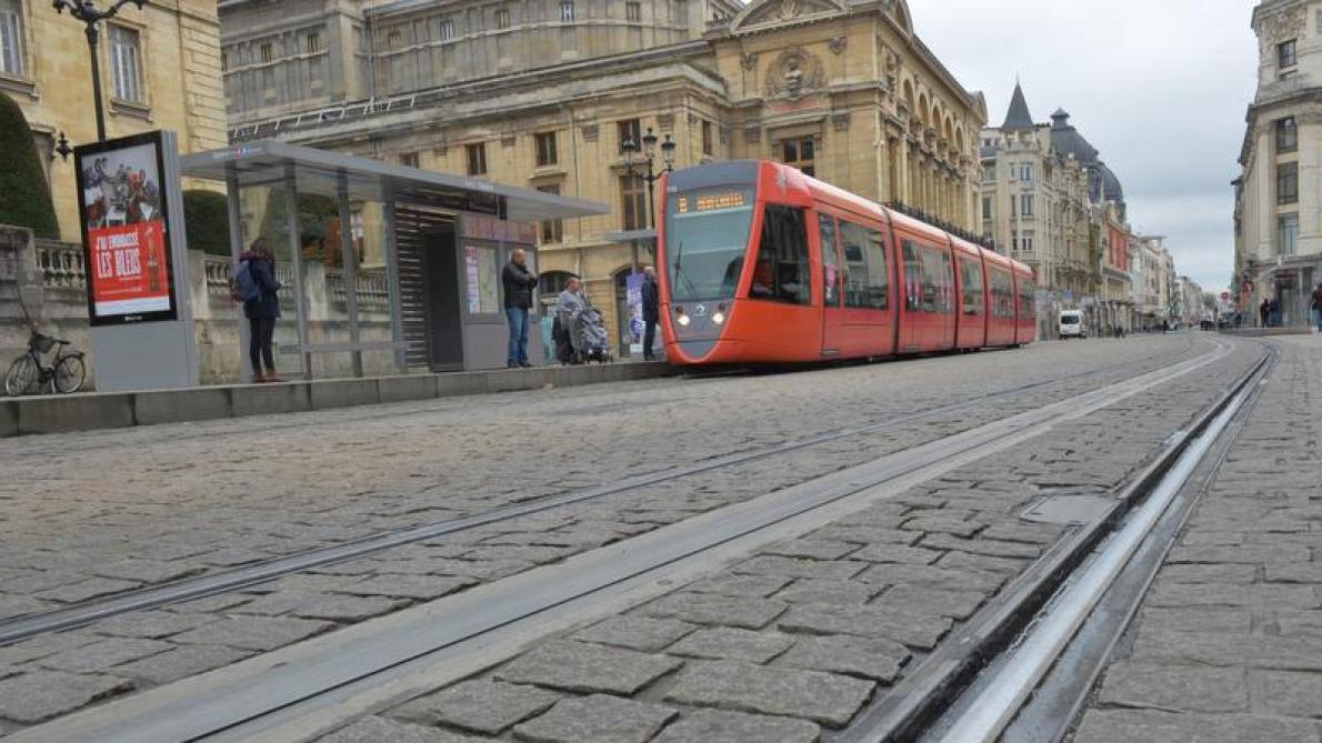 Une chute de vélo stoppe brièvement la circulation du tramway à Reims
