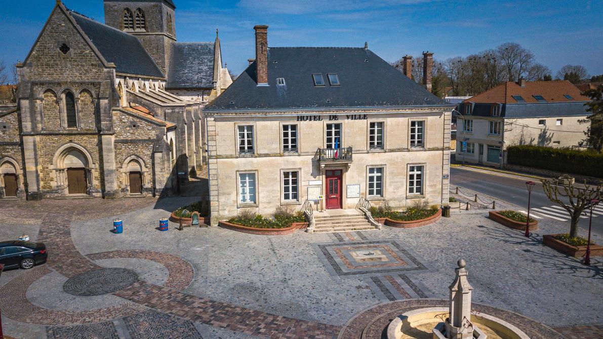 Comment est composé le personnel de la mairie de Suippes