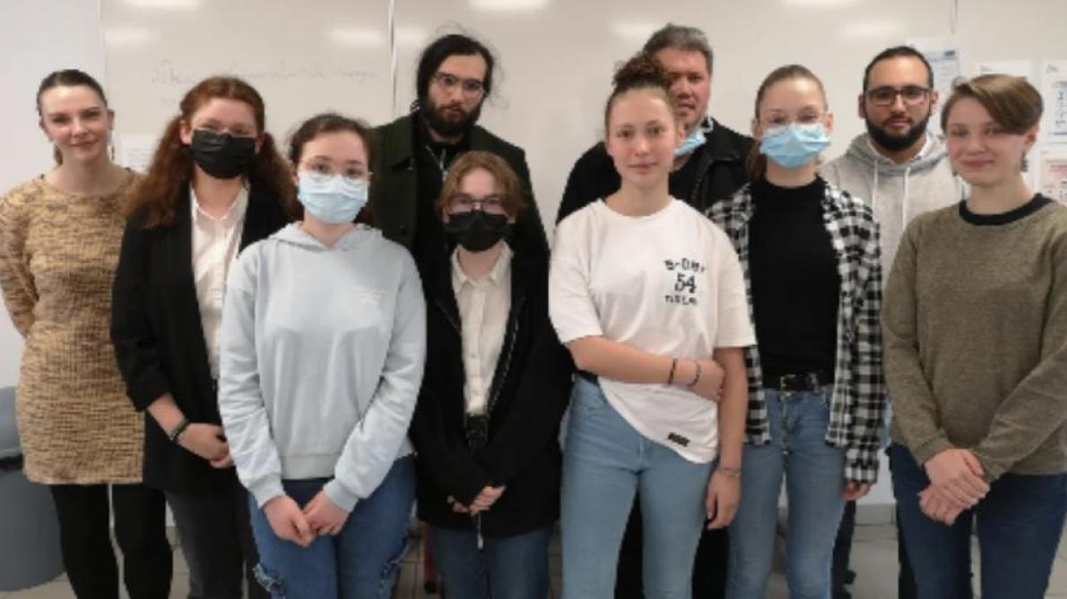 Le marionnettiste vu par les élèves du collège Notre-Dame à Charleville ...