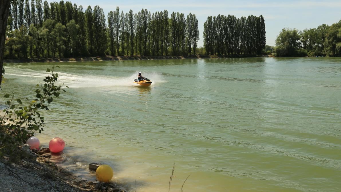 Le jet-ski fait revivre le site des Terres Rouges à Clérey