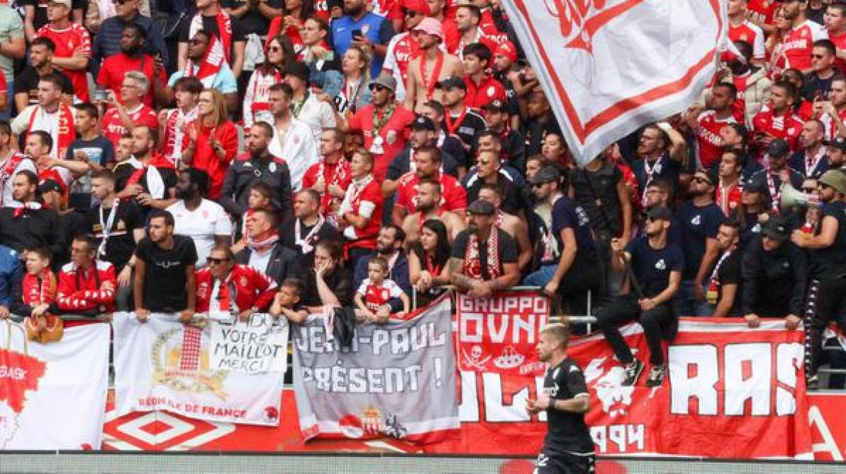 Le supporter de Reims arrache un siège et le jette sur le stadier