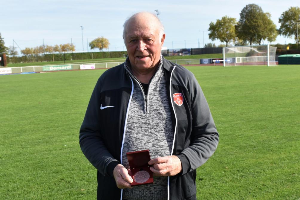 Dirigeant de l’US Laon Francis Wattier honoré par le district de football