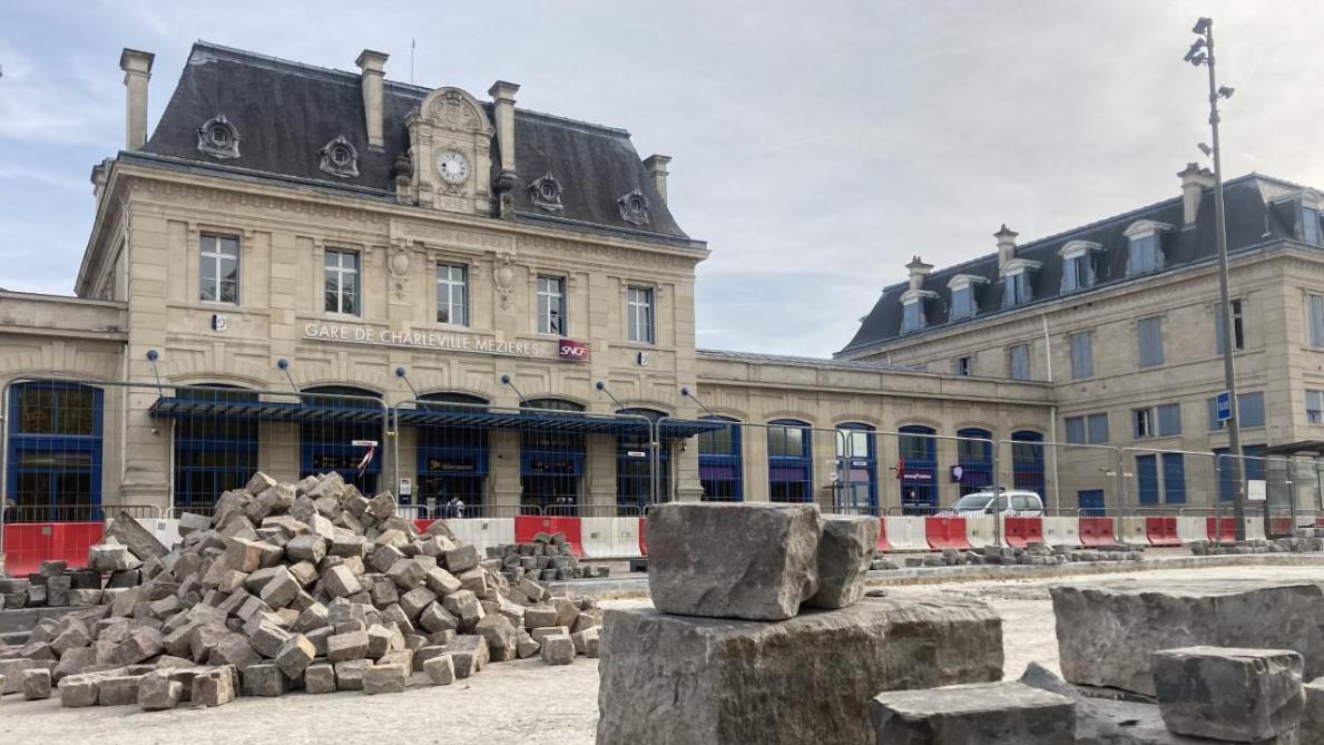 Des pavés venus du bout du monde sur le parvis de la gare de ...