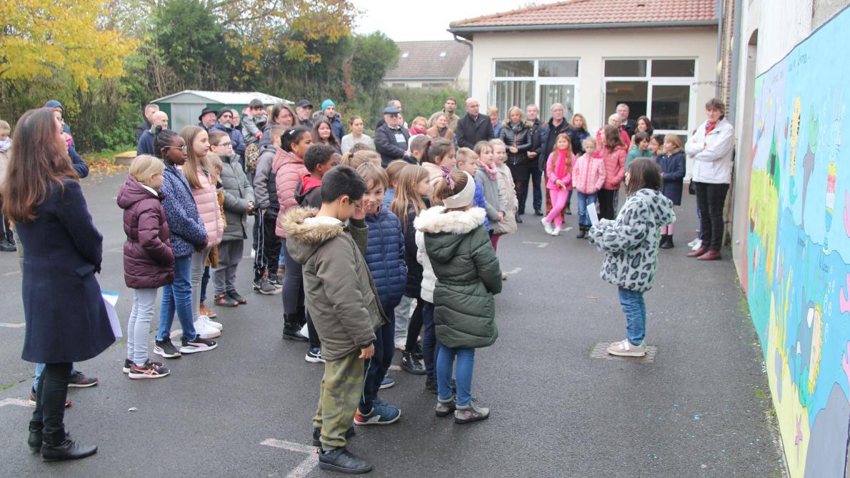 Les enfants ont décoré la cour de récréation de Charleville
