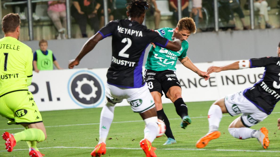 Football - National. Sur le terrain du Red Star, le CS Sedan Ardennes ...