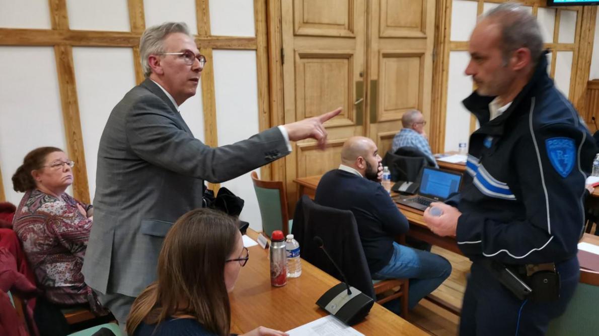 Chauny : l’explosive expulsion d’Alban Delforge au conseil municipal
