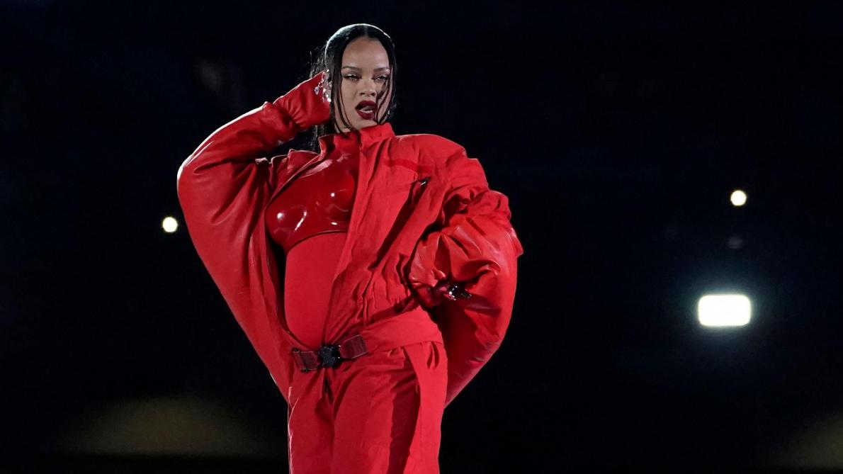 Rihanna dévoile son ventre rond au Super Bowl: la super star enceinte ...