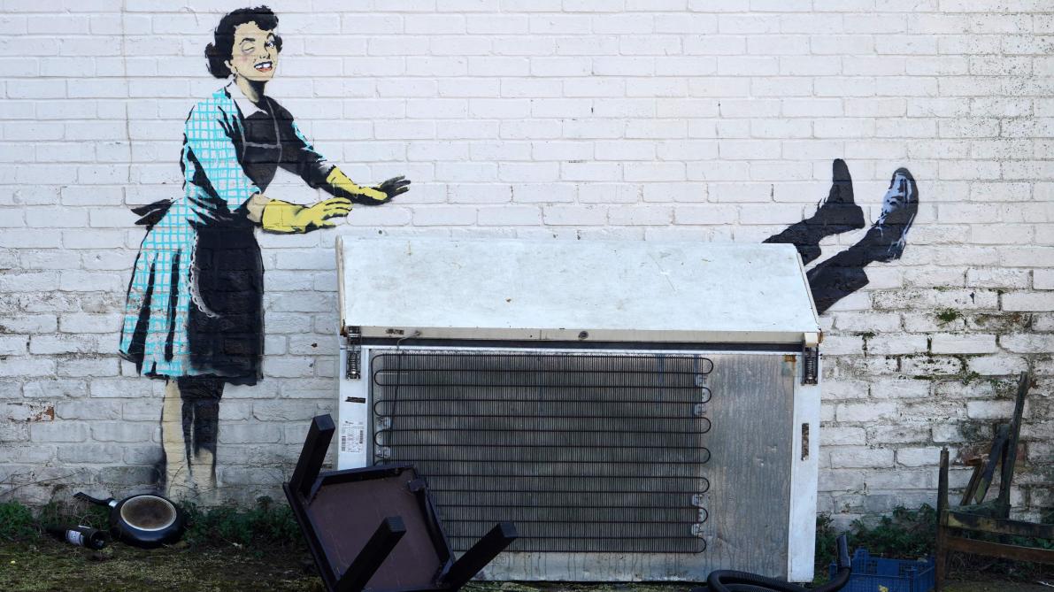 Tout juste dévoilée, l’œuvre de Banksy sur les violences conjugales ...