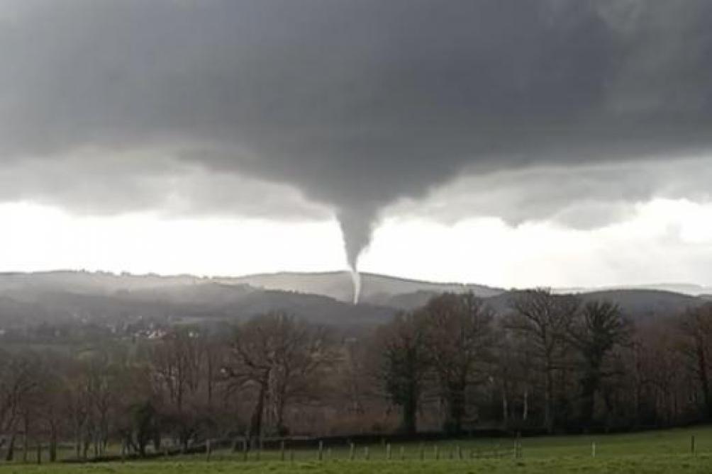 Des vents à 218 km/h : une tornade frappe la Creuse et provoque des dégâts importants dans un ...