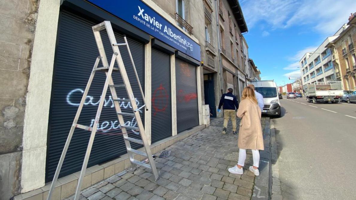 La permanence du député Xavier Albertini (parti Horizons) taguée à Reims