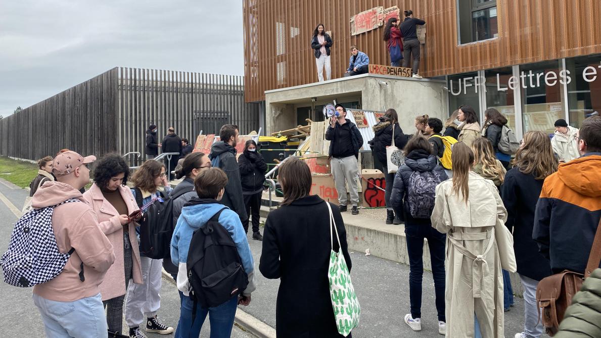 Des étudiants ont bloqué le campus Croix-Rouge de Reims ce mercredi 29 mars