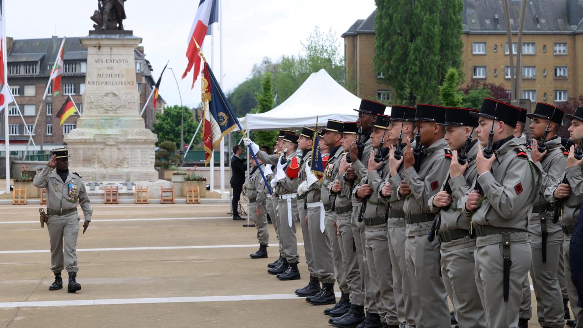 Du Grand Classique Pour La Cérémonie Du 8 Mai à Charleville Mézières