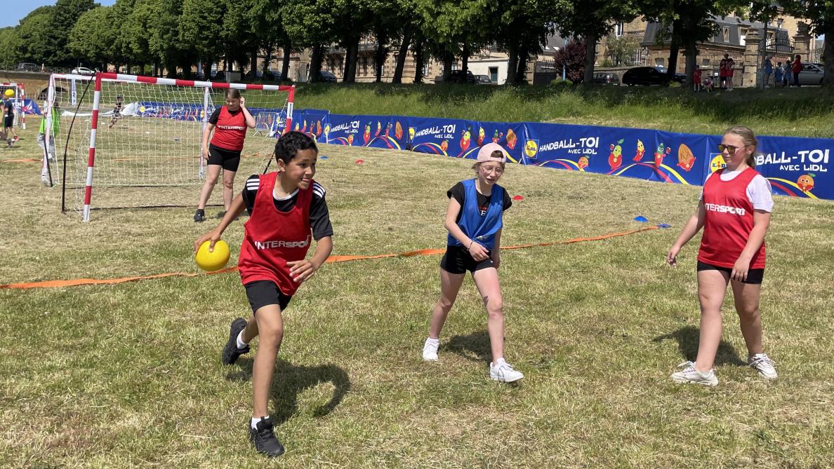 Près de 150jeunes Sedanais s’initient au handball, sur la Prairie de ...