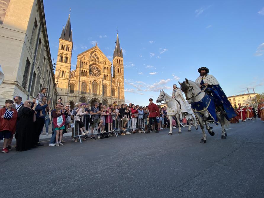PHOTOS. Revivez la grande parade des Fêtes johanniques à Reims