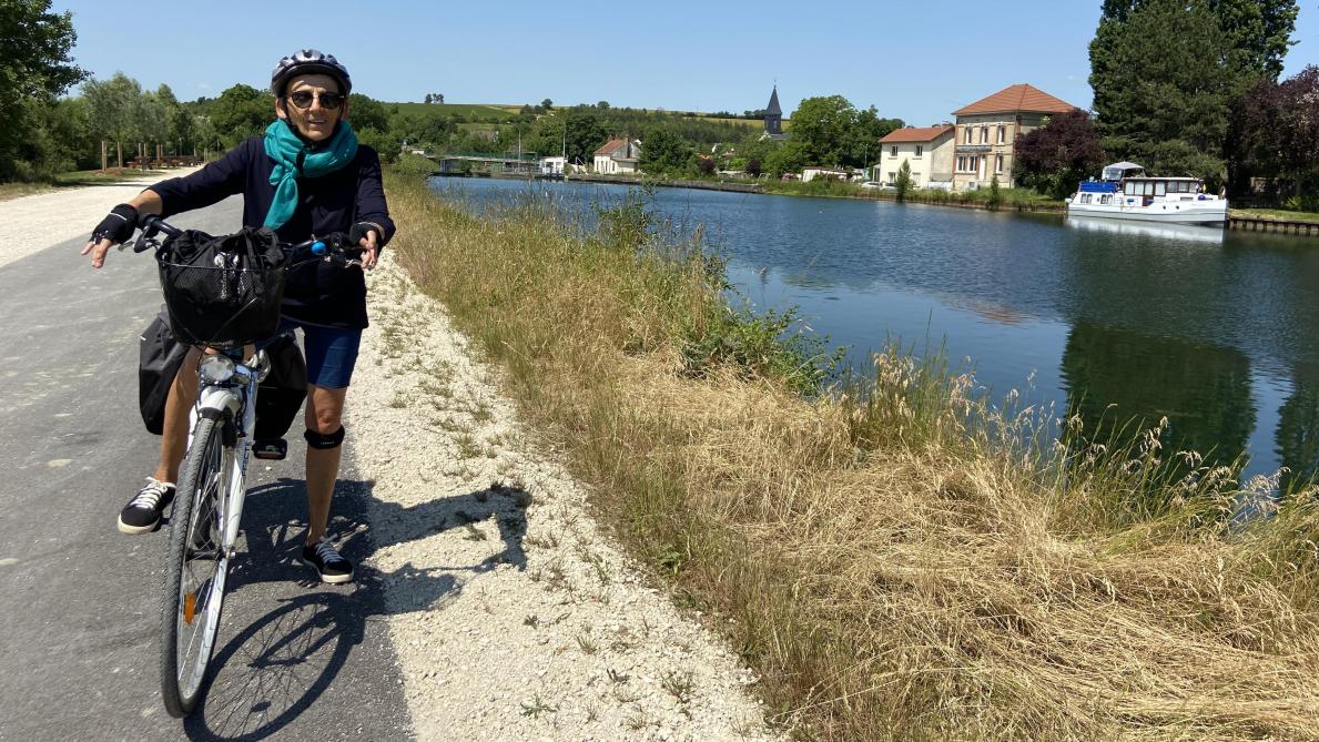 La véloroute de la vallée de la Marne trace son chemin entre Dormans et ...